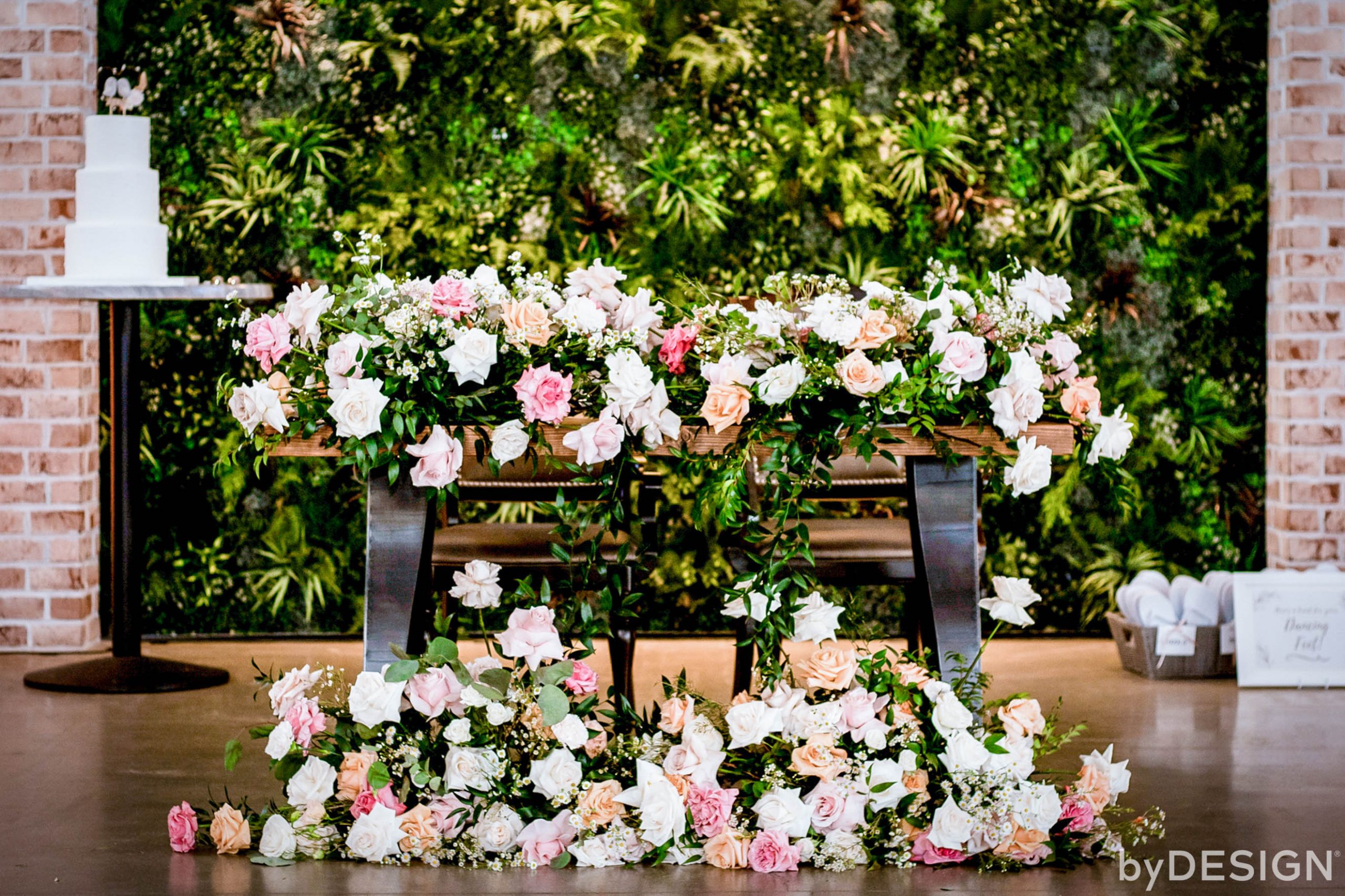 25 Elegant And Luxe Sweetheart Table Decor Ideas For The “Just Married ...